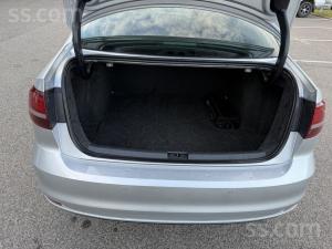 Grey Volkswagen Jetta 2015 in Riga, with an engine capacity of 1.40 L and mileage of 151 thousand km for 6500 €, photo 17 on AUTOMOTO.COM.LV