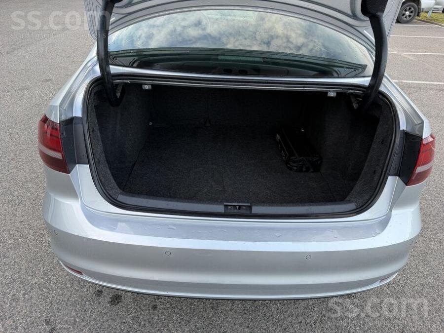 Grey Volkswagen Jetta 2015 in Riga, with an engine capacity of 1.40 L and mileage of 151 thousand km for 6500 €, photo 17 on AUTOMOTO.COM.LV