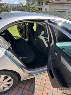 Pelēks Volkswagen Jetta 2015 Rīga, ar dzinēja tilpumu 1.40 L un nobraukumu 293 tūkst. km par 4450 €, foto 22 vietnē AUTOMOTO.COM.LV