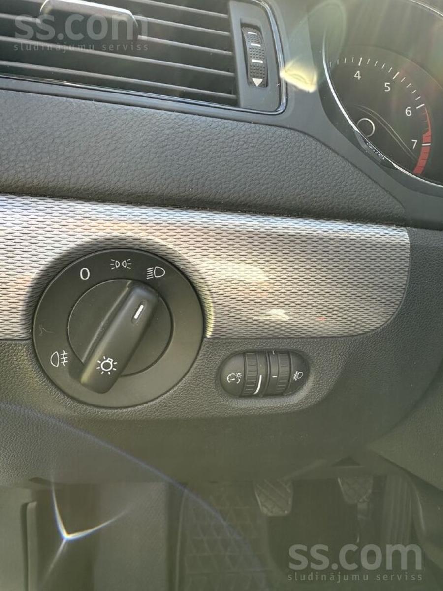 Pelēks Volkswagen Jetta 2015 Rīga, ar dzinēja tilpumu 1.40 L un nobraukumu 293 tūkst. km par 4450 €, foto 24 vietnē AUTOMOTO.COM.LV