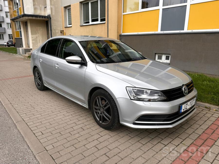 Pelēks Volkswagen Jetta 2015 Liepāja, ar dzinēja tilpumu 2.00 L un nobraukumu 241 tūkst. km par 4900 €, foto 1 vietnē AUTOMOTO.COM.LV