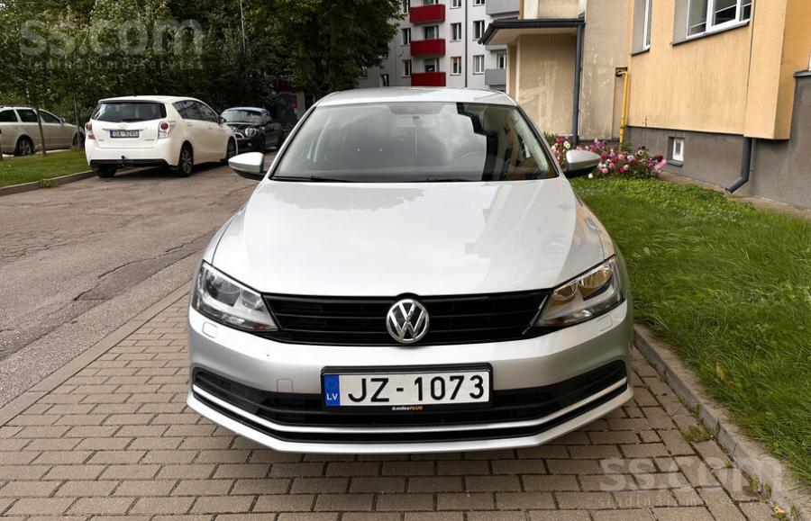 Pelēks Volkswagen Jetta 2015 Liepāja, ar dzinēja tilpumu 2.00 L un nobraukumu 241 tūkst. km par 4900 €, foto 3 vietnē AUTOMOTO.COM.LV
