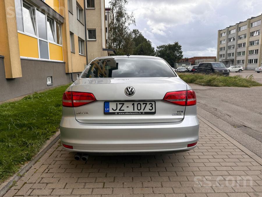 Pelēks Volkswagen Jetta 2015 Liepāja, ar dzinēja tilpumu 2.00 L un nobraukumu 241 tūkst. km par 4900 €, foto 6 vietnē AUTOMOTO.COM.LV