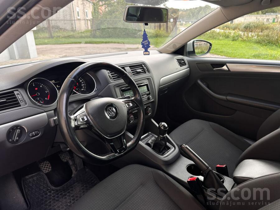 Pelēks Volkswagen Jetta 2015 Liepāja, ar dzinēja tilpumu 2.00 L un nobraukumu 241 tūkst. km par 4900 €, foto 8 vietnē AUTOMOTO.COM.LV