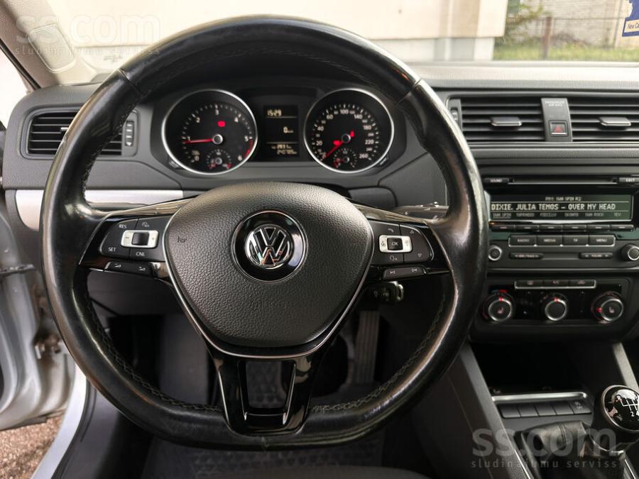 Pelēks Volkswagen Jetta 2015 Liepāja, ar dzinēja tilpumu 2.00 L un nobraukumu 241 tūkst. km par 4900 €, foto 10 vietnē AUTOMOTO.COM.LV