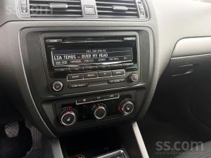 Pelēks Volkswagen Jetta 2015 Liepāja, ar dzinēja tilpumu 2.00 L un nobraukumu 241 tūkst. km par 4900 €, foto 11 vietnē AUTOMOTO.COM.LV