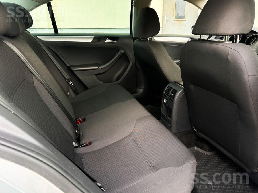 Pelēks Volkswagen Jetta 2015 Liepāja, ar dzinēja tilpumu 2.00 L un nobraukumu 241 tūkst. km par 4900 €, foto 12 vietnē AUTOMOTO.COM.LV