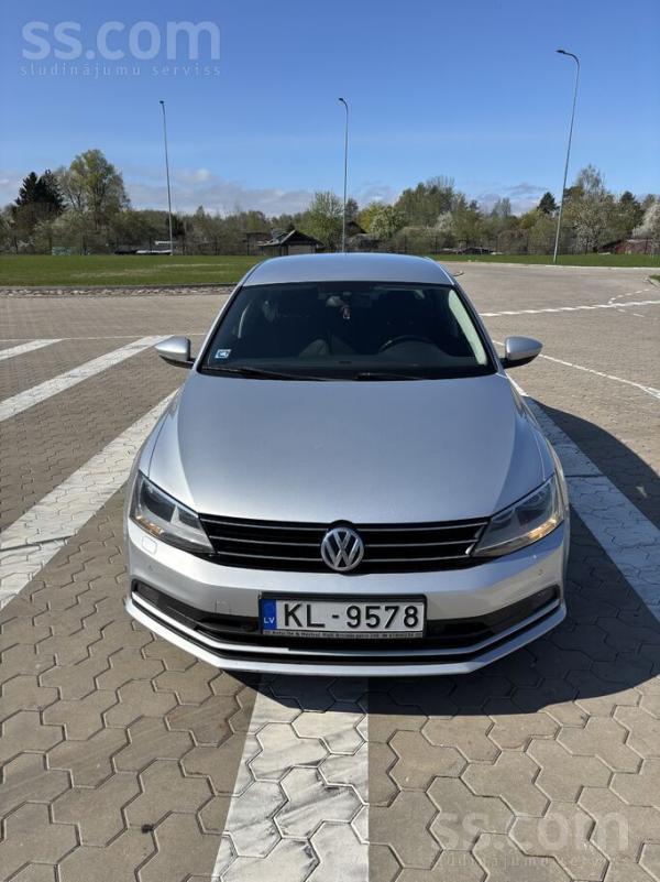 Grey Volkswagen Jetta 2016 in Riga, with an engine capacity of 2.00 L and mileage of 168 thousand km for 6500 €, photo 1 on AUTOMOTO.COM.LV