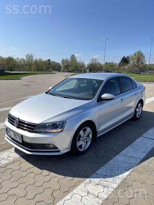 Grey Volkswagen Jetta 2016 in Riga, with an engine capacity of 2.00 L and mileage of 168 thousand km for 6500 €, photo 2 on AUTOMOTO.COM.LV