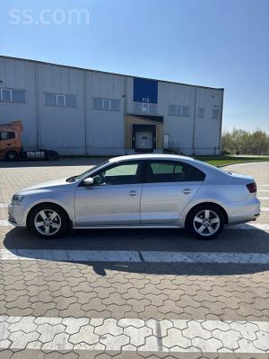 Grey Volkswagen Jetta 2016 in Riga, with an engine capacity of 2.00 L and mileage of 168 thousand km for 6500 €, photo 3 on AUTOMOTO.COM.LV