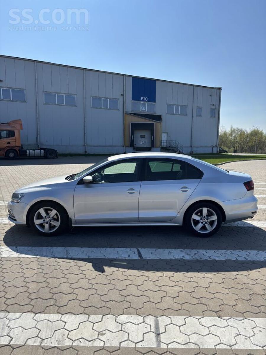Grey Volkswagen Jetta 2016 in Riga, with an engine capacity of 2.00 L and mileage of 168 thousand km for 6500 €, photo 3 on AUTOMOTO.COM.LV
