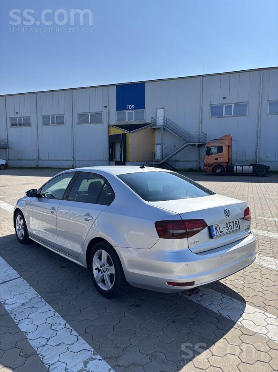 Grey Volkswagen Jetta 2016 in Riga, with an engine capacity of 2.00 L and mileage of 168 thousand km for 6500 €, photo 4 on AUTOMOTO.COM.LV