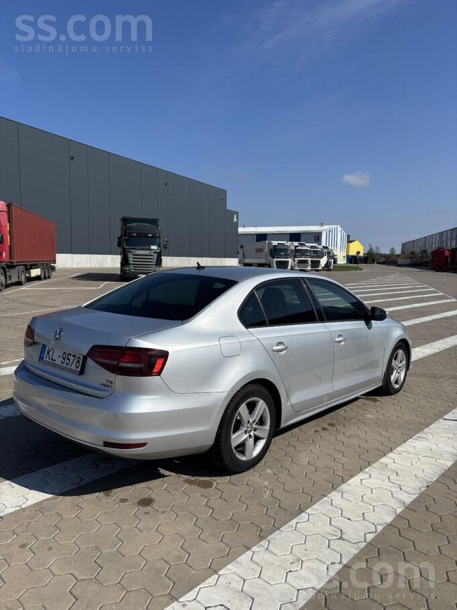 Grey Volkswagen Jetta 2016 in Riga, with an engine capacity of 2.00 L and mileage of 168 thousand km for 6500 €, photo 6 on AUTOMOTO.COM.LV