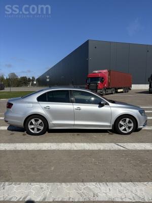 Grey Volkswagen Jetta 2016 in Riga, with an engine capacity of 2.00 L and mileage of 168 thousand km for 6500 €, photo 7 on AUTOMOTO.COM.LV