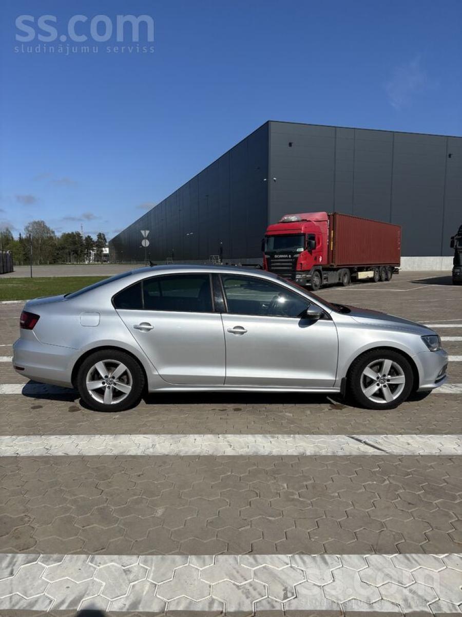 Grey Volkswagen Jetta 2016 in Riga, with an engine capacity of 2.00 L and mileage of 168 thousand km for 6500 €, photo 7 on AUTOMOTO.COM.LV