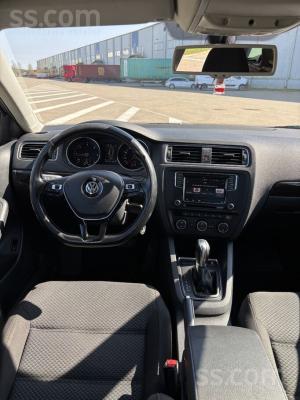 Grey Volkswagen Jetta 2016 in Riga, with an engine capacity of 2.00 L and mileage of 168 thousand km for 6500 €, photo 11 on AUTOMOTO.COM.LV