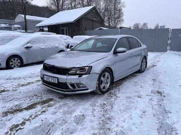 Grey Volkswagen Jetta 2016 in Kaunas, with an engine capacity of 1.97 L and mileage of 182 thousand km for 4300 €, photo 2 on AUTOMOTO.COM.LV