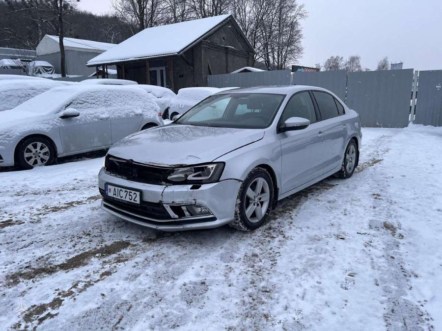Grey Volkswagen Jetta 2016 in Kaunas, with an engine capacity of 1.97 L and mileage of 182 thousand km for 4300 €, photo 2 on AUTOMOTO.COM.LV