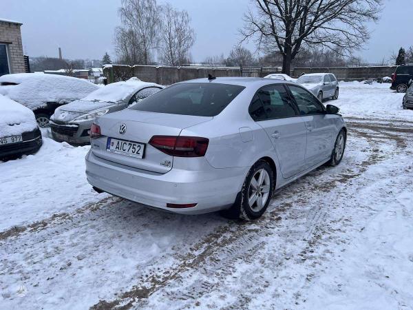 Grey Volkswagen Jetta 2016 in Kaunas, with an engine capacity of 1.97 L and mileage of 182 thousand km for 4300 €, photo 3 on AUTOMOTO.COM.LV