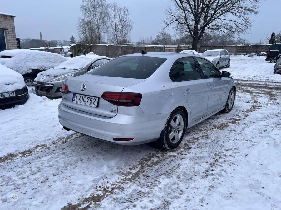 Grey Volkswagen Jetta 2016 in Kaunas, with an engine capacity of 1.97 L and mileage of 182 thousand km for 4300 €, photo 3 on AUTOMOTO.COM.LV