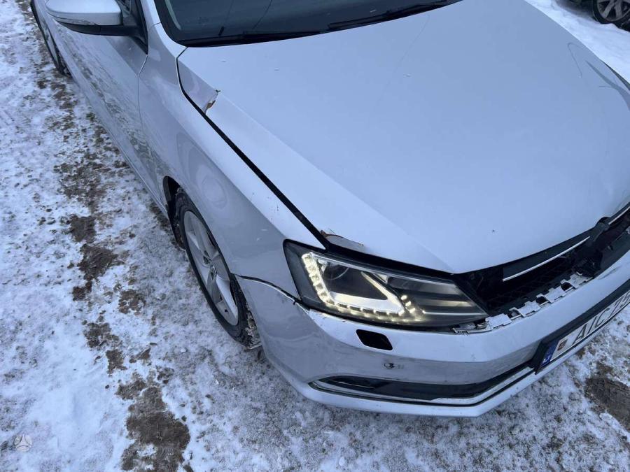 Grey Volkswagen Jetta 2016 in Kaunas, with an engine capacity of 1.97 L and mileage of 182 thousand km for 4300 €, photo 5 on AUTOMOTO.COM.LV