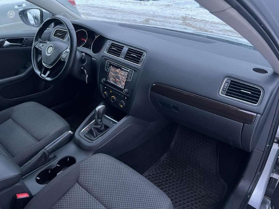 Grey Volkswagen Jetta 2016 in Kaunas, with an engine capacity of 1.97 L and mileage of 182 thousand km for 4300 €, photo 12 on AUTOMOTO.COM.LV