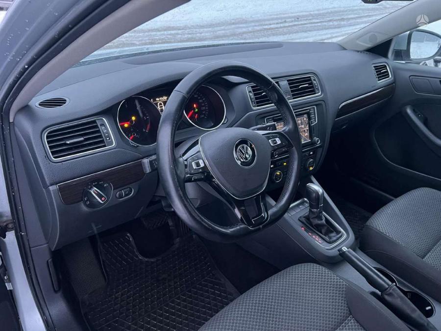 Grey Volkswagen Jetta 2016 in Kaunas, with an engine capacity of 1.97 L and mileage of 182 thousand km for 4300 €, photo 15 on AUTOMOTO.COM.LV