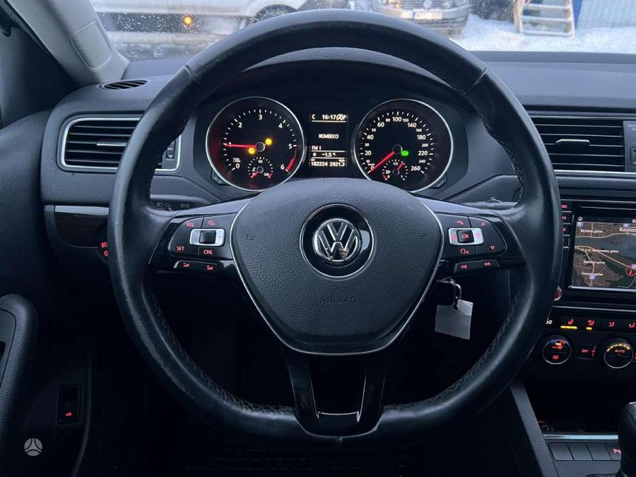 Grey Volkswagen Jetta 2016 in Kaunas, with an engine capacity of 1.97 L and mileage of 182 thousand km for 4300 €, photo 24 on AUTOMOTO.COM.LV