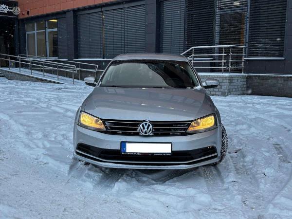 Pelēks Volkswagen Jetta 2016 Viļņa, ar dzinēja tilpumu 1.40 L un nobraukumu 148 tūkst. km par 6100 €, foto 3 vietnē AUTOMOTO.COM.LV