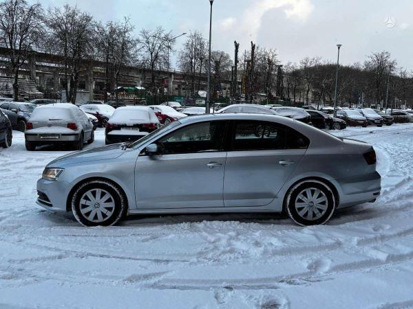 Pelēks Volkswagen Jetta 2016 Viļņa, ar dzinēja tilpumu 1.40 L un nobraukumu 148 tūkst. km par 6100 €, foto 4 vietnē AUTOMOTO.COM.LV