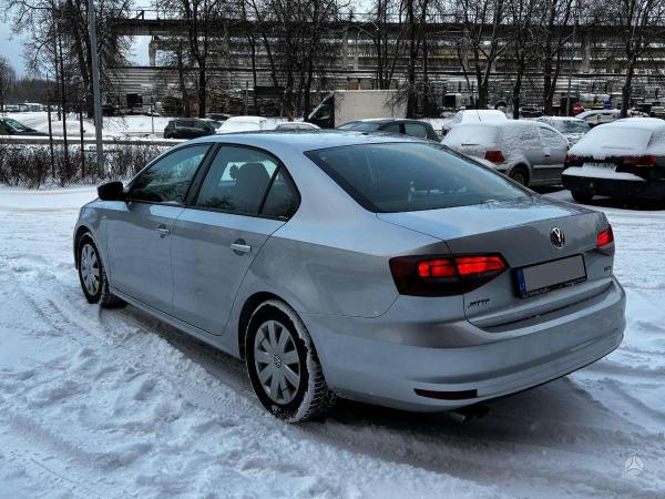 Pelēks Volkswagen Jetta 2016 Viļņa, ar dzinēja tilpumu 1.40 L un nobraukumu 148 tūkst. km par 6100 €, foto 5 vietnē AUTOMOTO.COM.LV