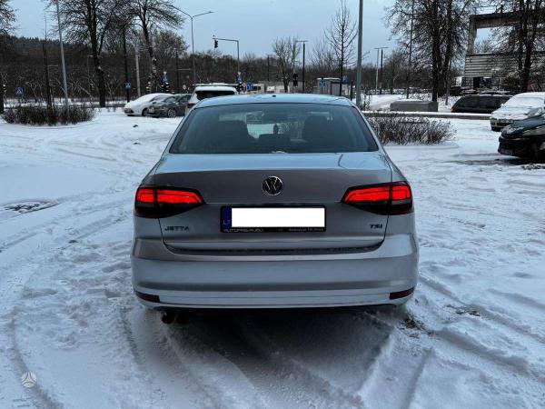Pelēks Volkswagen Jetta 2016 Viļņa, ar dzinēja tilpumu 1.40 L un nobraukumu 148 tūkst. km par 6100 €, foto 6 vietnē AUTOMOTO.COM.LV