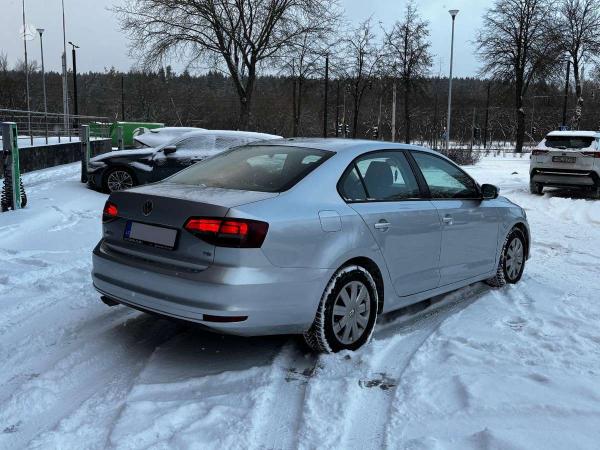 Pelēks Volkswagen Jetta 2016 Viļņa, ar dzinēja tilpumu 1.40 L un nobraukumu 148 tūkst. km par 6100 €, foto 7 vietnē AUTOMOTO.COM.LV