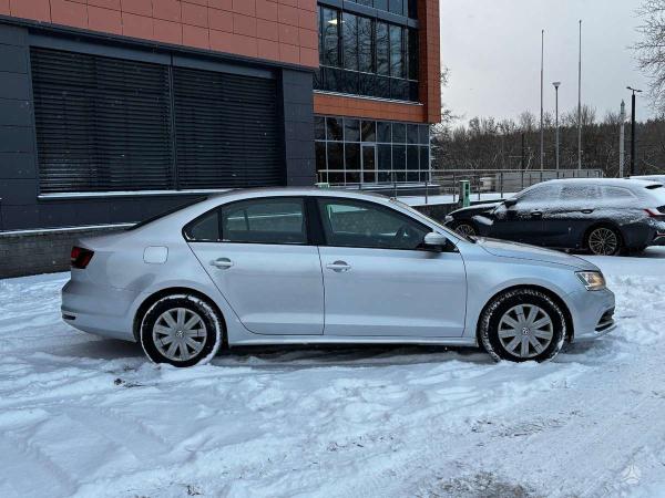 Pelēks Volkswagen Jetta 2016 Viļņa, ar dzinēja tilpumu 1.40 L un nobraukumu 148 tūkst. km par 6100 €, foto 8 vietnē AUTOMOTO.COM.LV