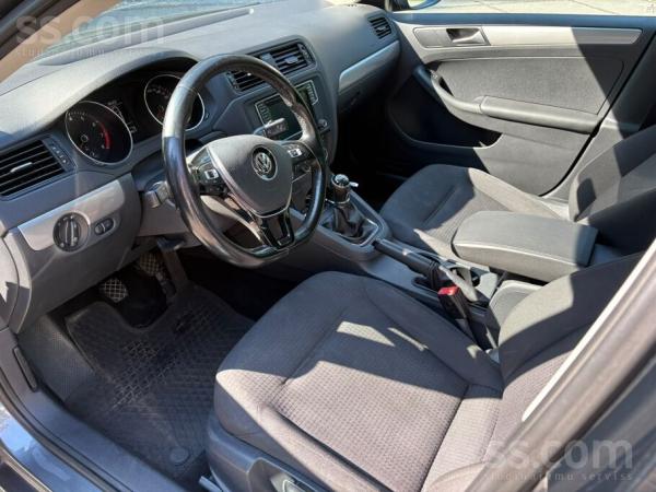 Pelēks Volkswagen Jetta 2016 Rīga, ar dzinēja tilpumu 1.40 L un nobraukumu 285 tūkst. km par 4750 €, foto 7 vietnē AUTOMOTO.COM.LV