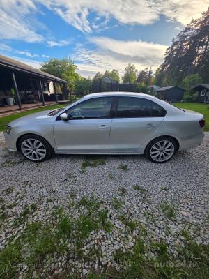 Pelēks Volkswagen Jetta 2016 Tallina, ar dzinēja tilpumu 1.40 L un nobraukumu 147 tūkst. km par 8500 €, foto 3 vietnē AUTOMOTO.COM.LV