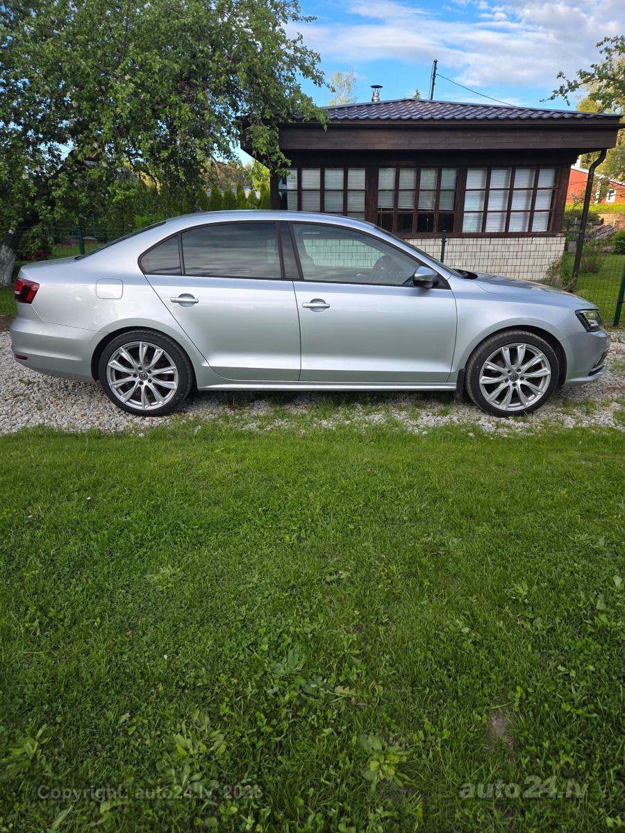 Pelēks Volkswagen Jetta 2016 Tallina, ar dzinēja tilpumu 1.40 L un nobraukumu 147 tūkst. km par 8500 €, foto 4 vietnē AUTOMOTO.COM.LV