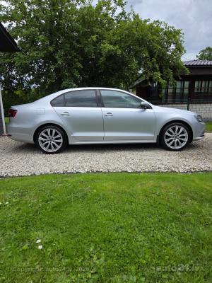 Pelēks Volkswagen Jetta 2016 Tallina, ar dzinēja tilpumu 1.40 L un nobraukumu 147 tūkst. km par 8500 €, foto 8 vietnē AUTOMOTO.COM.LV