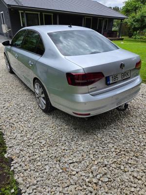 Pelēks Volkswagen Jetta 2016 Tallina, ar dzinēja tilpumu 1.40 L un nobraukumu 147 tūkst. km par 8500 €, foto 10 vietnē AUTOMOTO.COM.LV