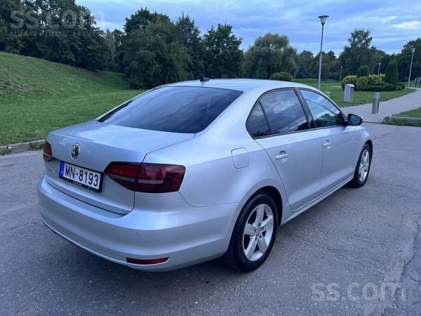 Grey Volkswagen Jetta 2016 in Ogre, with an engine capacity of 1.40 L and mileage of 150 thousand km for 5200 €, photo 3 on AUTOMOTO.COM.LV
