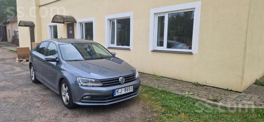 Grey Volkswagen Jetta 2016 in Riga, with an engine capacity of 2.00 L and mileage of 230 thousand km for 3000 €, photo 3 on AUTOMOTO.COM.LV