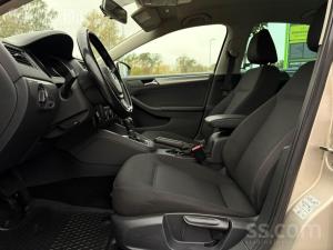 Grey Volkswagen Jetta 2016 in Riga, with an engine capacity of 1.40 L and mileage of 271 thousand km for 6490 €, photo 9 on AUTOMOTO.COM.LV