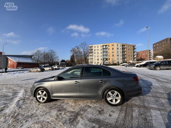 Pelēks Volkswagen Jetta 2017 Viļņa, ar dzinēja tilpumu 1.40 L un nobraukumu 90 tūkst. km par 12000 €, foto 2 vietnē AUTOMOTO.COM.LV