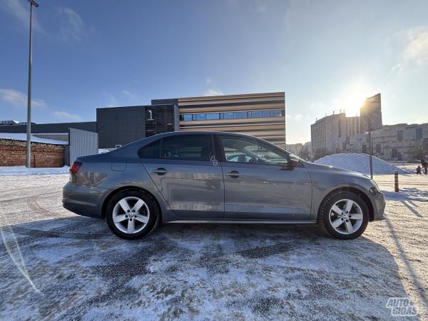 Pelēks Volkswagen Jetta 2017 Viļņa, ar dzinēja tilpumu 1.40 L un nobraukumu 90 tūkst. km par 12000 €, foto 4 vietnē AUTOMOTO.COM.LV