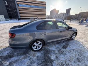 Pelēks Volkswagen Jetta 2017 Viļņa, ar dzinēja tilpumu 1.40 L un nobraukumu 90 tūkst. km par 12000 €, foto 5 vietnē AUTOMOTO.COM.LV