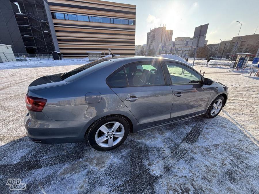 Pelēks Volkswagen Jetta 2017 Viļņa, ar dzinēja tilpumu 1.40 L un nobraukumu 90 tūkst. km par 12000 €, foto 5 vietnē AUTOMOTO.COM.LV