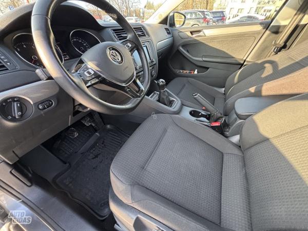 Pelēks Volkswagen Jetta 2017 Viļņa, ar dzinēja tilpumu 1.40 L un nobraukumu 90 tūkst. km par 12000 €, foto 8 vietnē AUTOMOTO.COM.LV