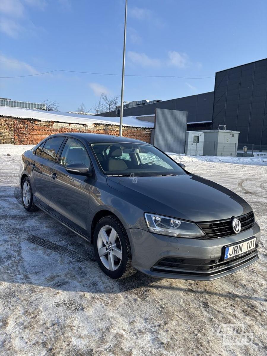 Pelēks Volkswagen Jetta 2017 Viļņa, ar dzinēja tilpumu 1.40 L un nobraukumu 90 tūkst. km par 12000 €, foto 13 vietnē AUTOMOTO.COM.LV