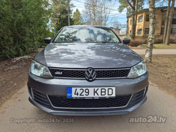Pelēks Volkswagen Jetta 2017 Tallina, ar dzinēja tilpumu 1.40 L un nobraukumu 59 tūkst. km par 3999 €, foto 2 vietnē AUTOMOTO.COM.LV