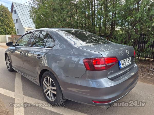 Pelēks Volkswagen Jetta 2017 Tallina, ar dzinēja tilpumu 1.40 L un nobraukumu 59 tūkst. km par 3999 €, foto 4 vietnē AUTOMOTO.COM.LV